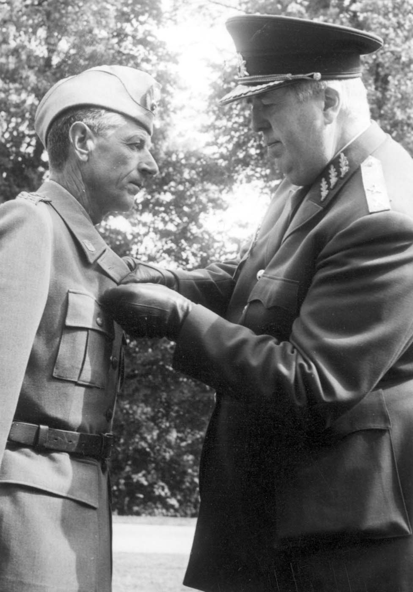 Medaljutdelning - Garnisonsmuseet Skaraborg / DigitaltMuseum