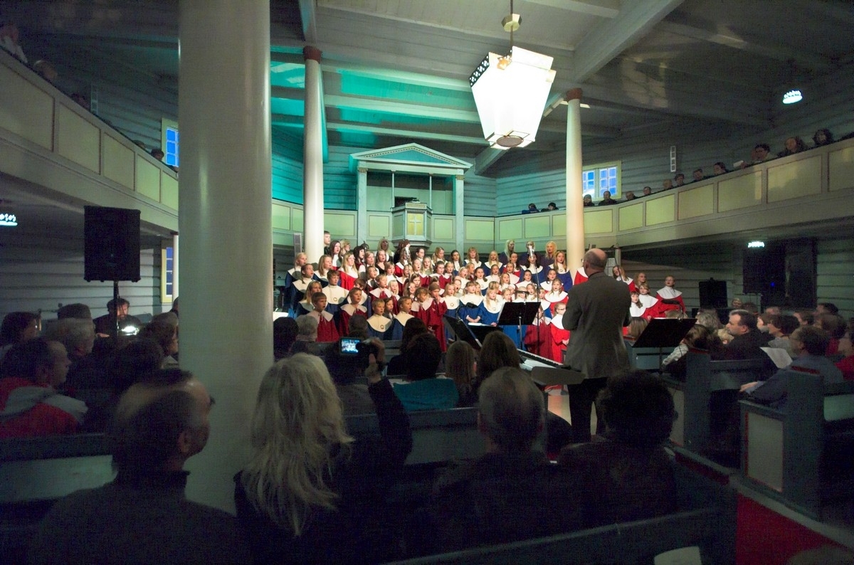 Konsert Ankenes kirke, 20.10.2007. Solist Kine Ludvigsen og barnekor ...