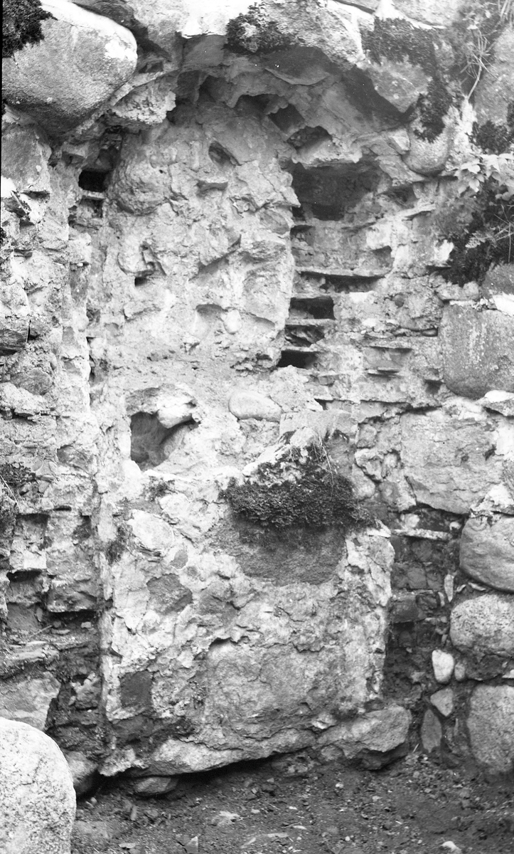 Igenmurad dörr till trappa. Kronobergs slottsruin år 1934 ...