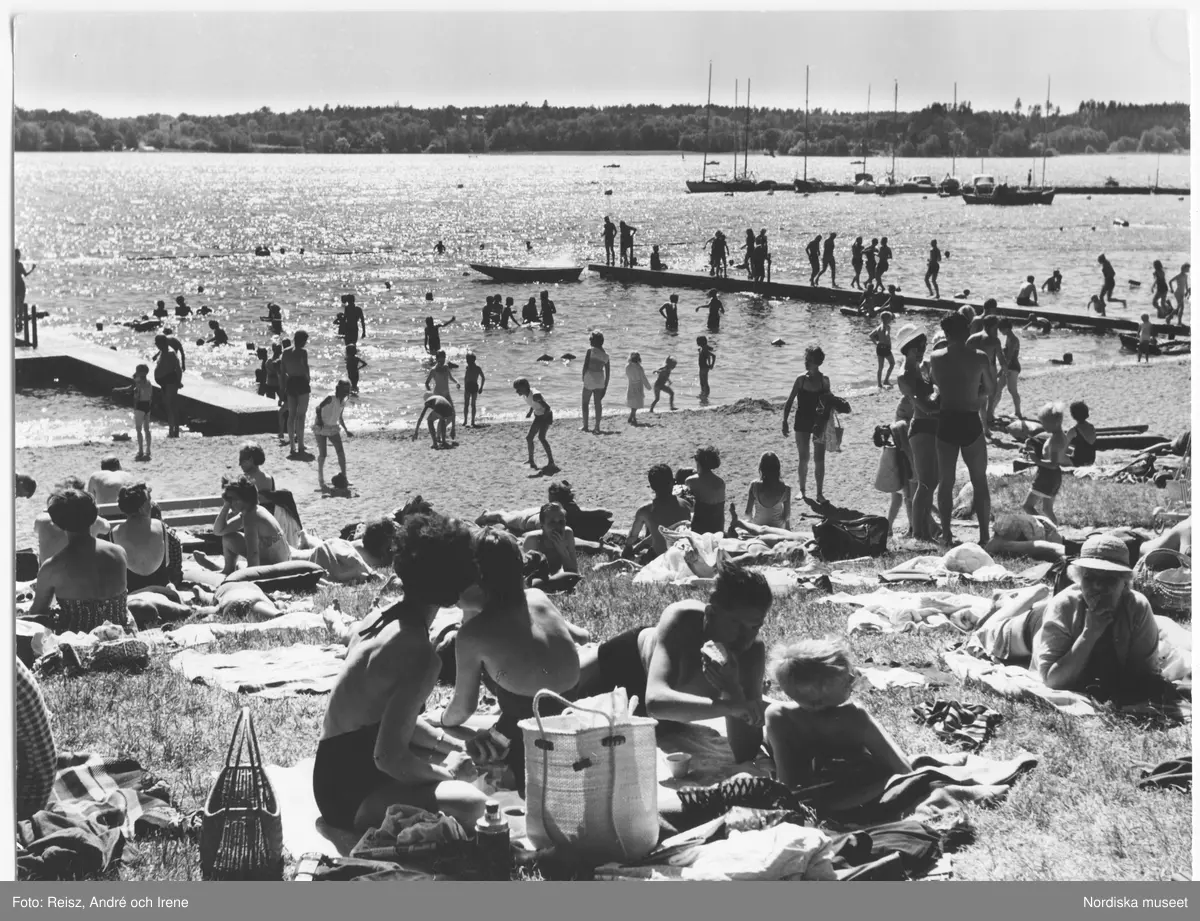 Stockholm. Ängbybadet, utomhusbad vid Mälaren. Människor solar och ...