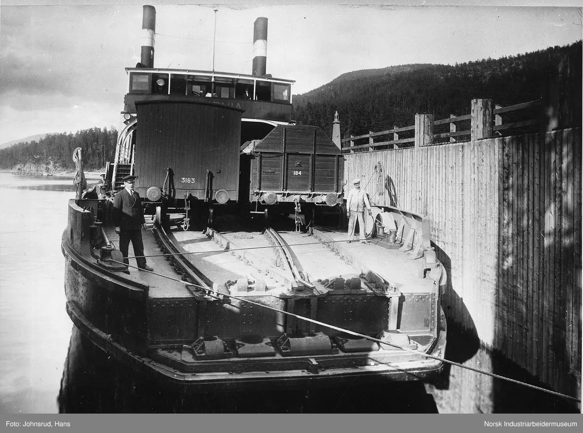 D/F Ammonia ligger fortøyd til brygga på Tinnoset. Fergeansatte står ...