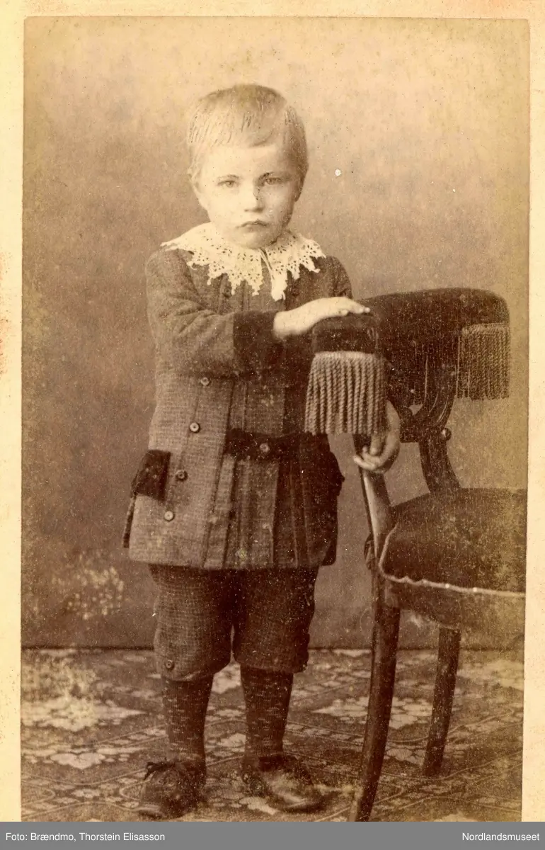 Portrett av en liten gutt. - Nordlandsmuseet / DigitaltMuseum