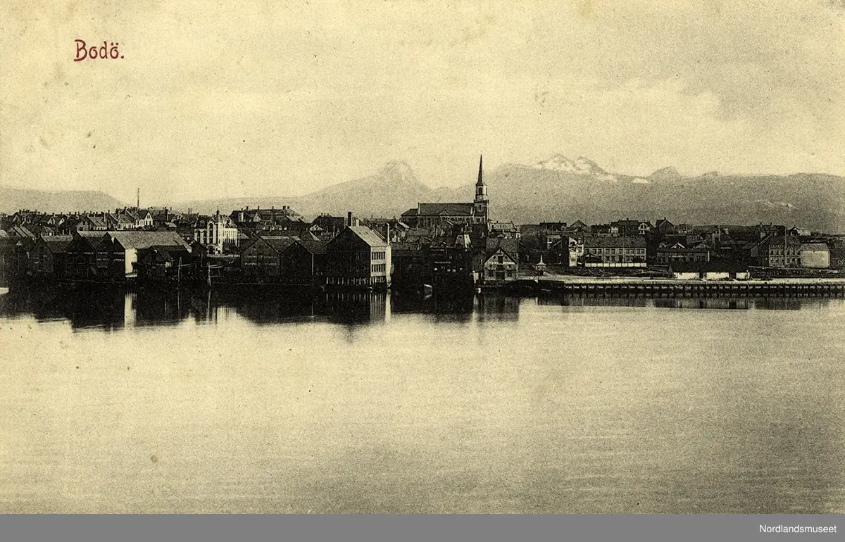 Postkort. Bilde av Bodø havn og Bodø sentrum sett fra sjøen ...