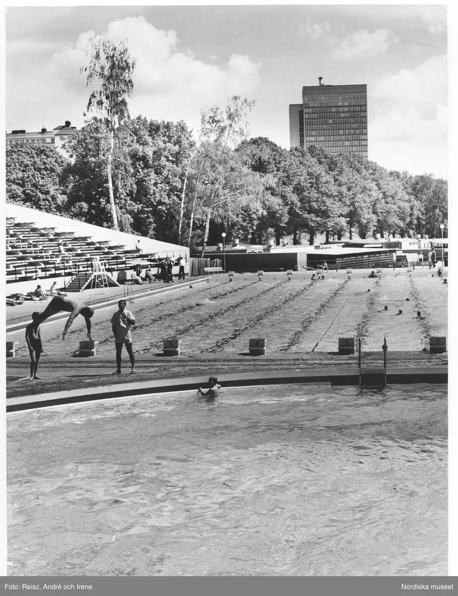 Stockholm. Eriksdalsbadet på Södermalm. En man dyker ned i bassängen ...