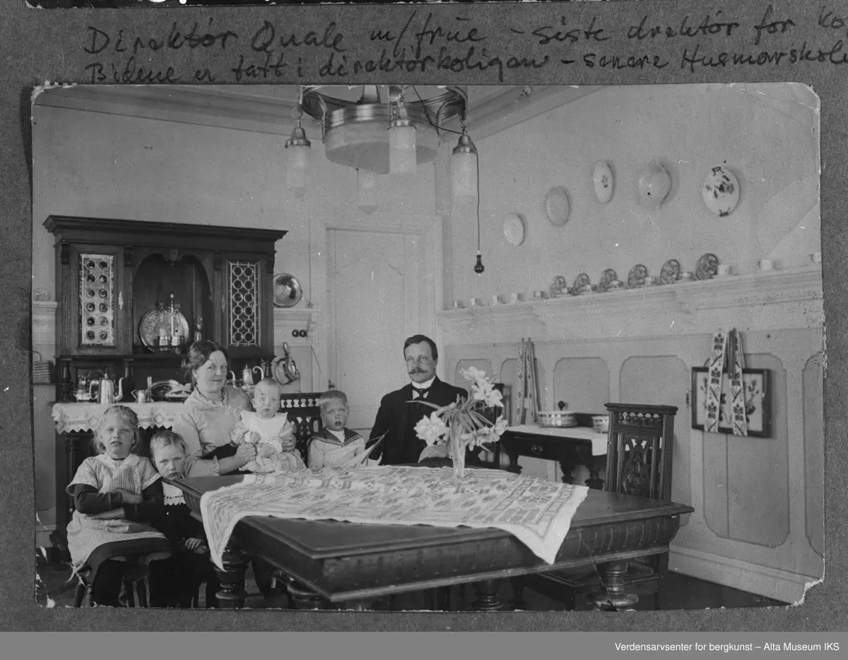 Kåfjord, The House, direktør A Quale, fru Quale, spisestue, barn ...