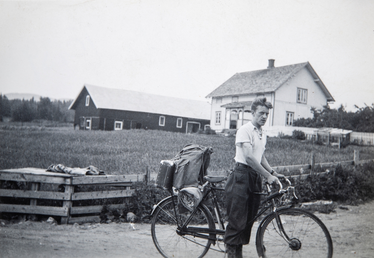 Arne Furulund (1919-2002) fra Ottestad på sykkeltur til Nes H. 1939 ...