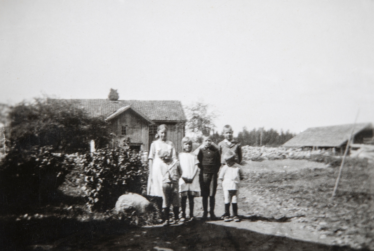 Gruppe 6 barn. Søsknene Furulund. Fra høyre foran: Knut Furulund ...