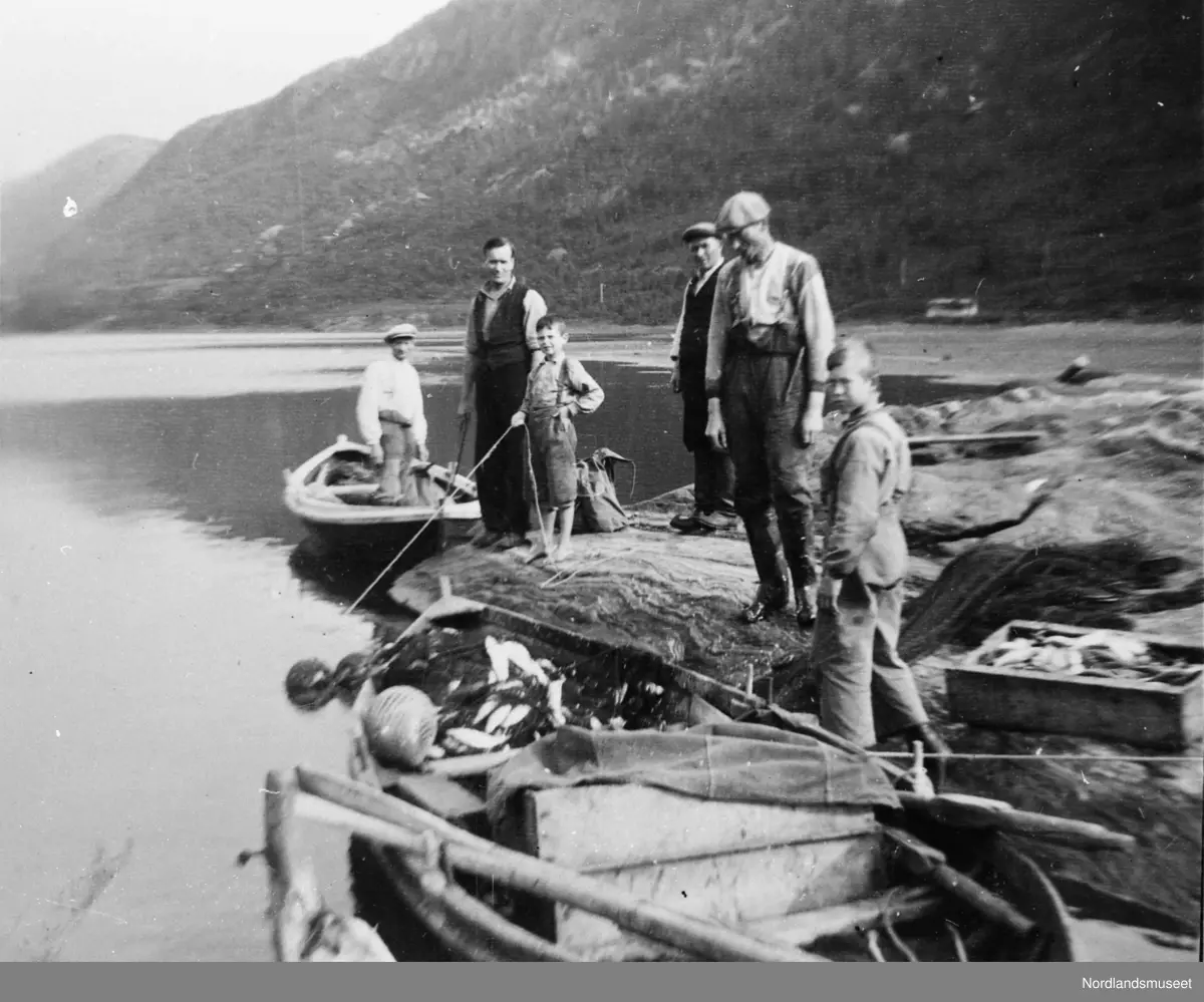 Sildefiske i Bottenfjorden 1938. Fra venstre: Peder Botten, Johannes ...