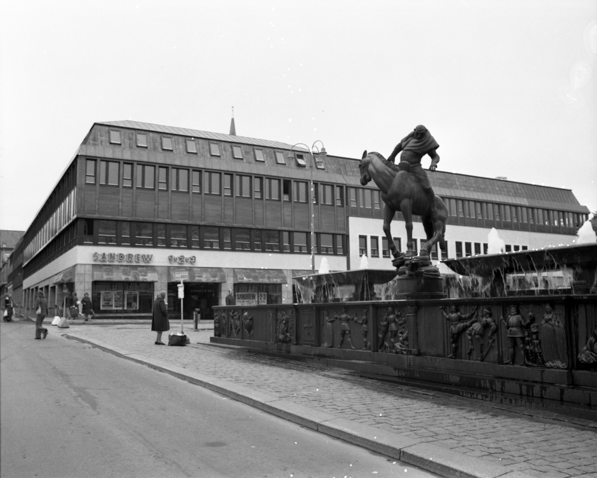 Stora Torget med skulpturen Folungabrunnen med Folke Filbyter. Samt ...