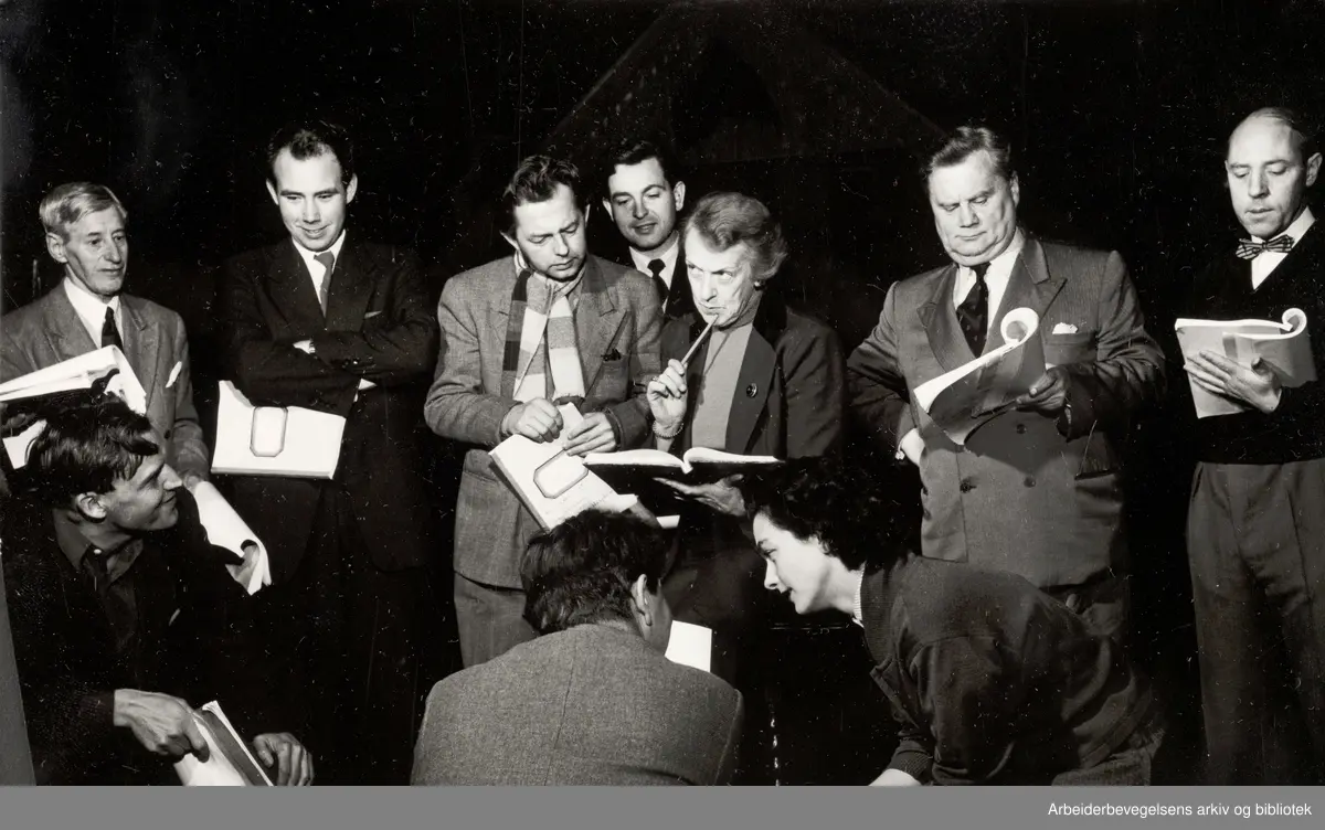 Leseprøve på stykket "Veverne" på Folketeateret, et stykke som aldri ...