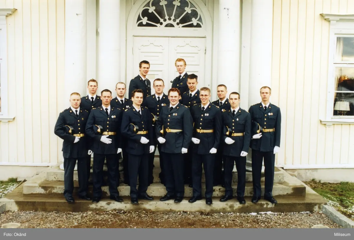 Kadettbal. Okända kadetter på trappan till Mäss Trianon. - Miliseum ...