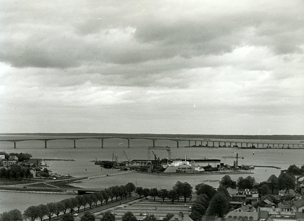 Kalmar varv med Ölandsbron i bakgrunden. - Kalmar läns museum ...