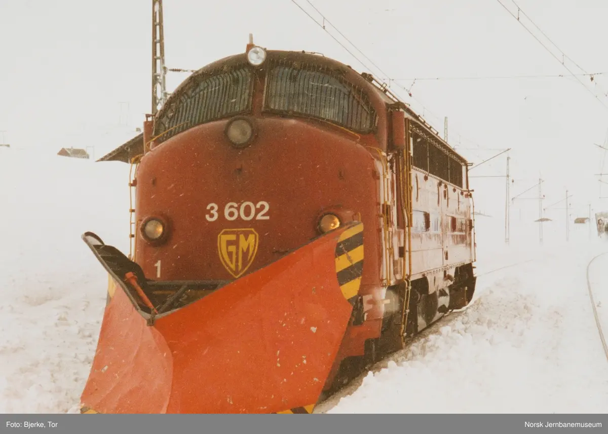 Diesellokomotiv Di 3 602 med stor frontplog i snøryddingstjeneste på ...