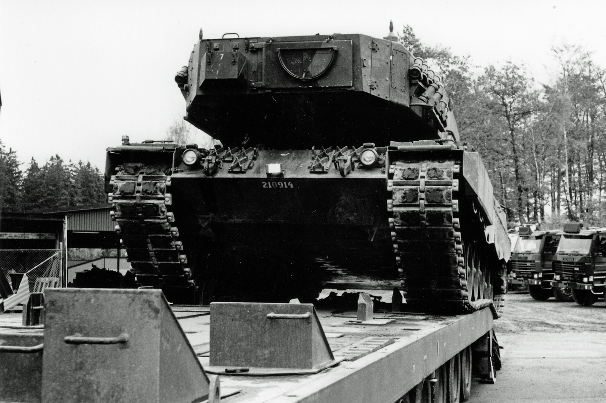 Lastning av stridsvagn för lastbilstransport - Garnisonsmuseet ...