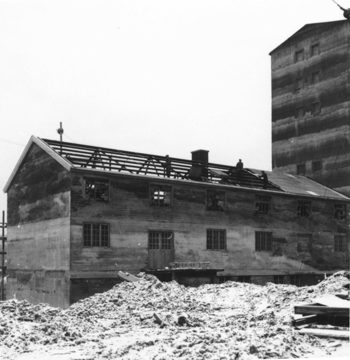 12 bilde frå bygginga av Bø mølle 1952-53. Bygging av "lågbygget ...