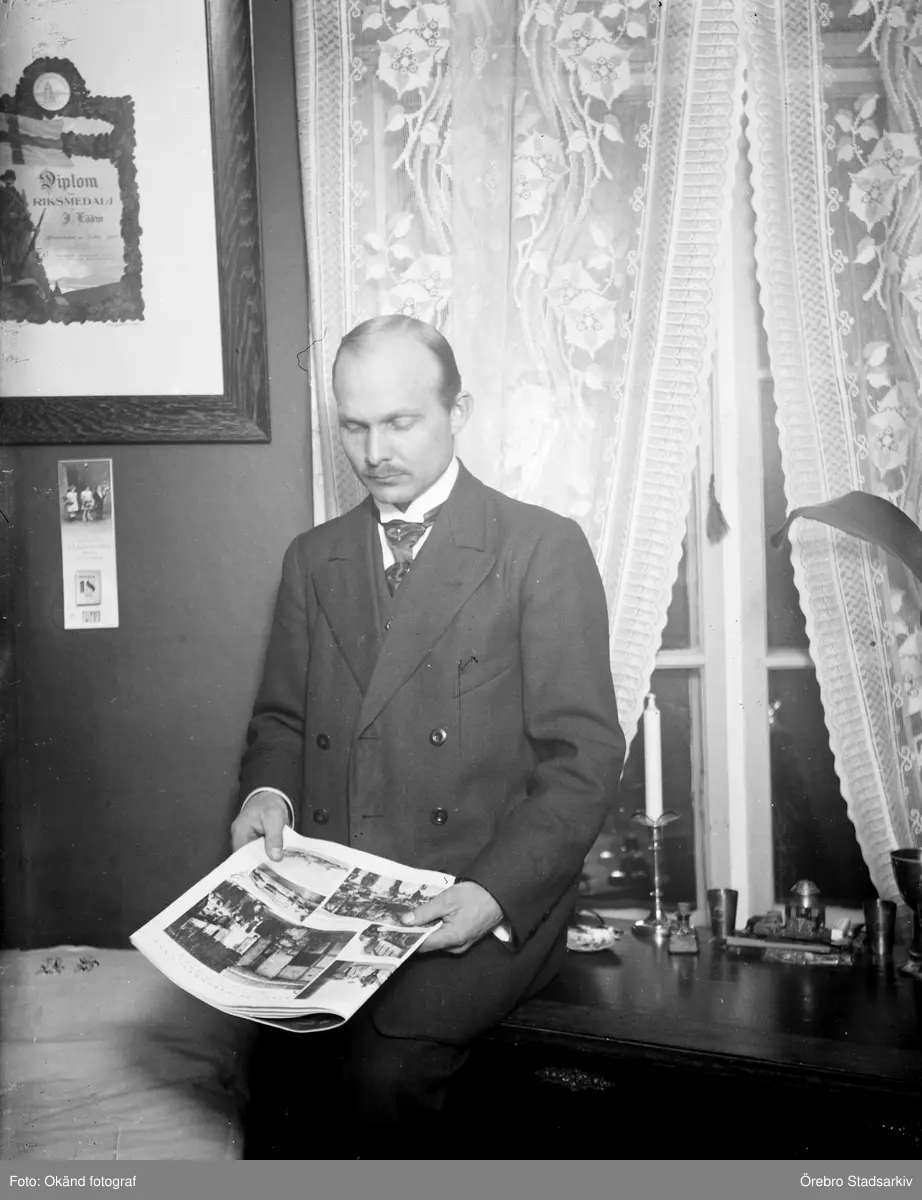 Man med tidning, 1920-tal - Örebro Stadsarkiv / DigitaltMuseum