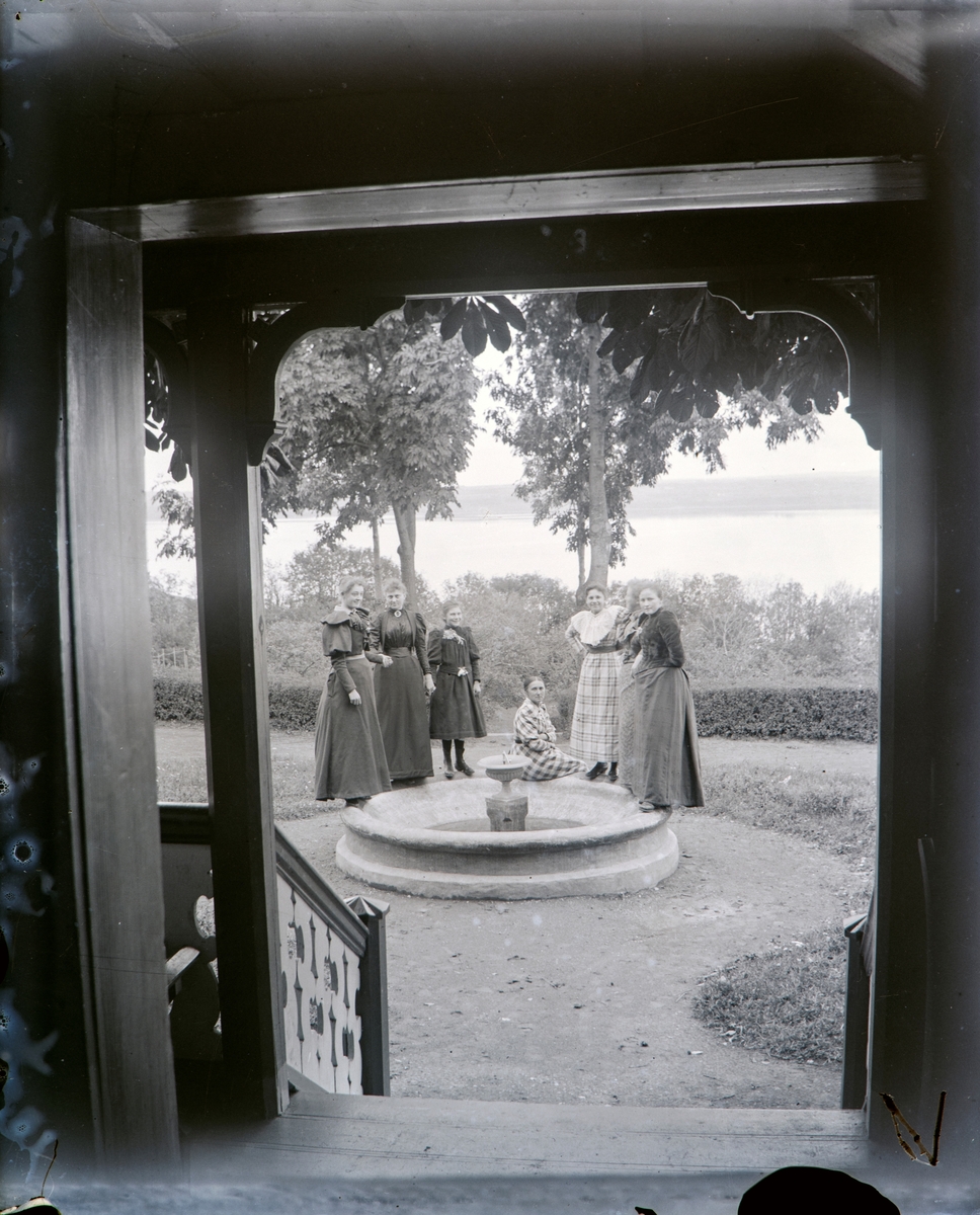 Bilde tatt innenfra hovedbygningen på Hovinsholm mot hagen: Agnes Olsen ...