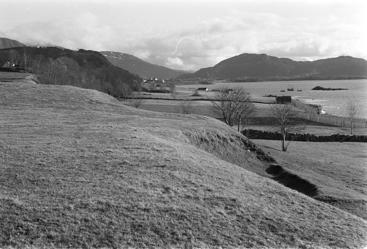 Ulstein, Ulstein sogn og prestegjeld, Sunnmøre. Bautastein, langrøys ...
