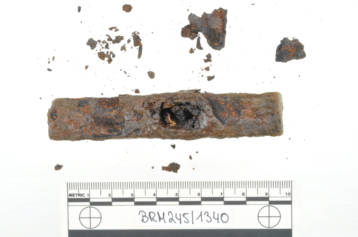 BRM 245/1340/1 Hammer av jern og mineraliserte tre fragmenter. Før ...