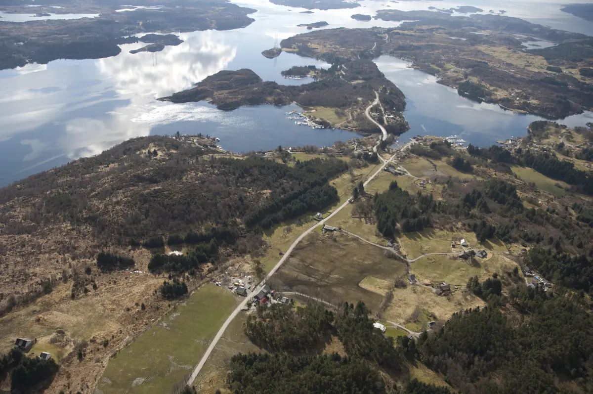 Flyfoto fra diverse gårder, Karmøy. T-forbindelsen. - Arkeologisk ...