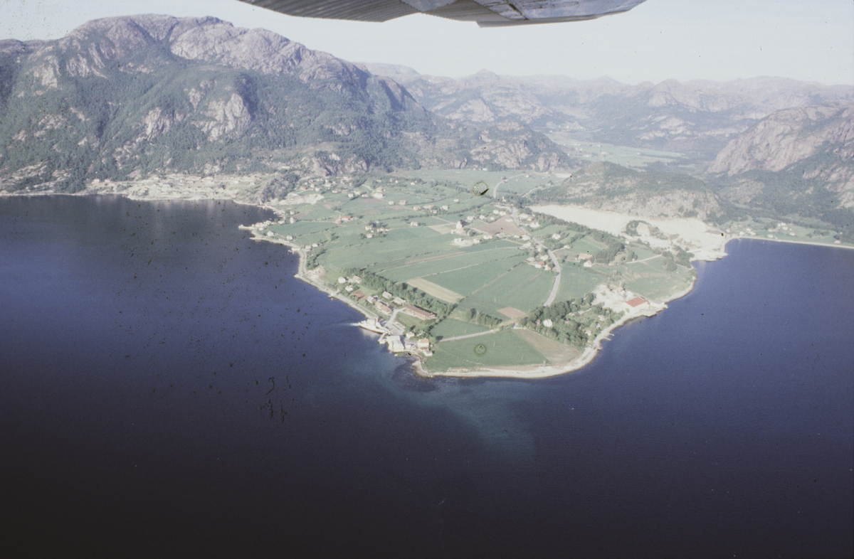 Flyfoto av Forsand. - Arkeologisk museum, Universitetet i Stavanger ...
