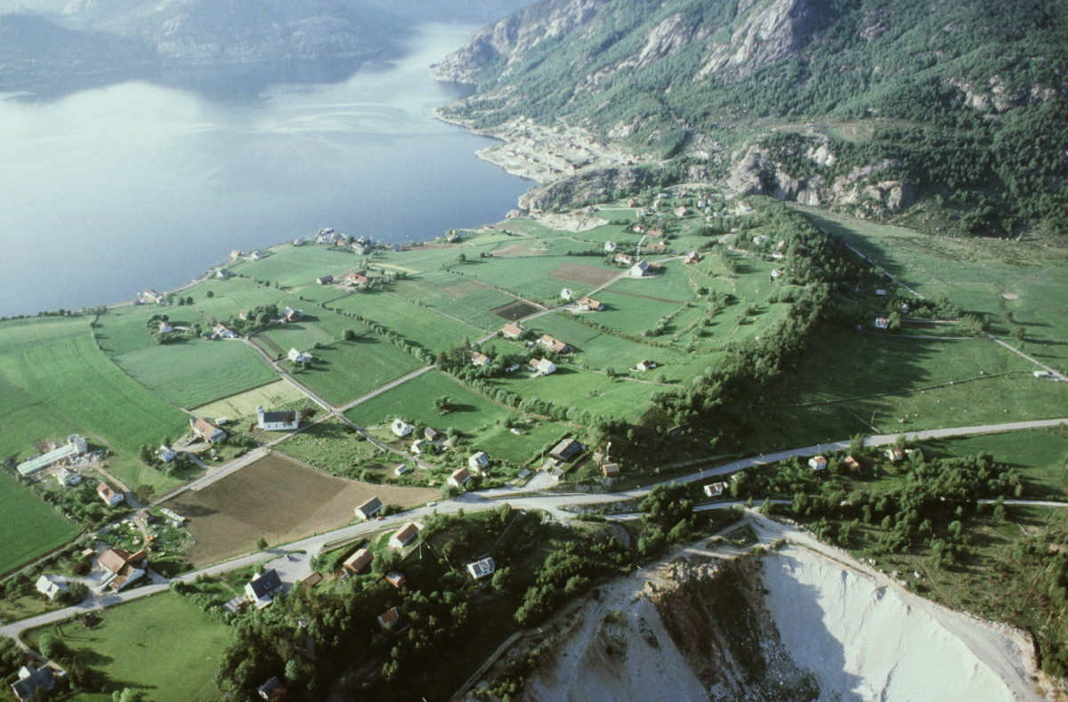Flyfoto av vestlige del av Forsand. - Arkeologisk museum, Universitetet ...