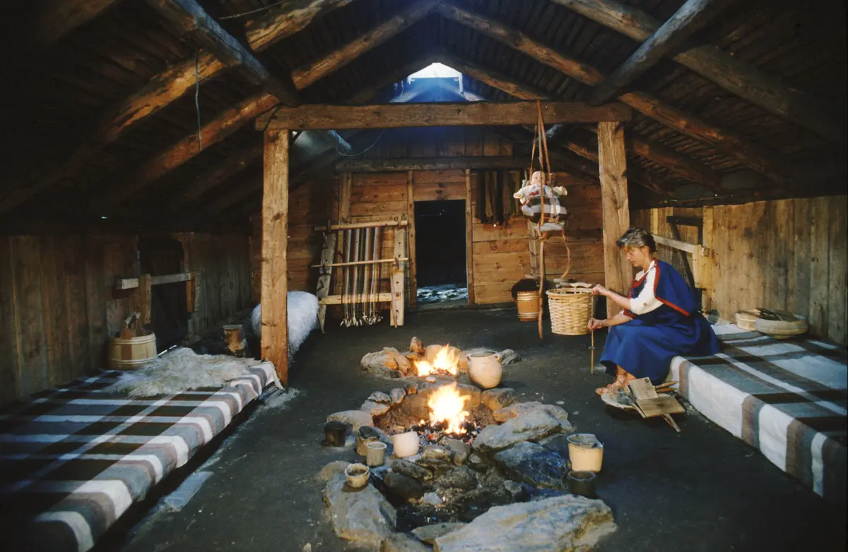 Interørbilder fra Jernaldergården på Ullandhaug - Arkeologisk museum ...
