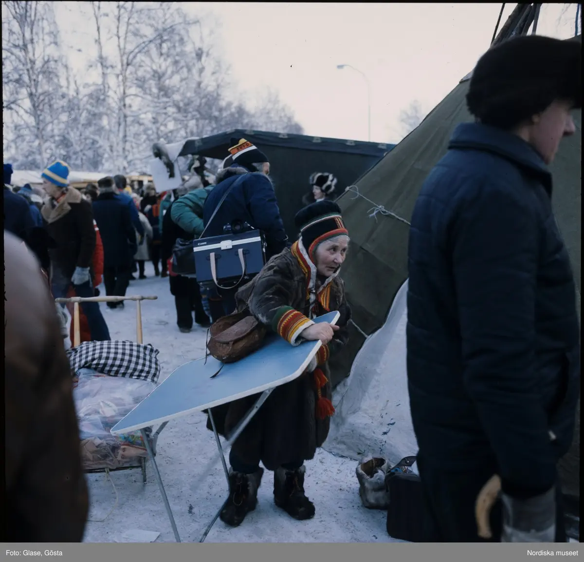 En kvinna packar upp eller ihop sitt bord på marknaden. - Nordiska ...