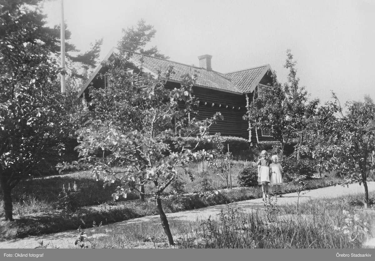Barn framför hus på Lindholmen, 1920-tal - Örebro Stadsarkiv ...