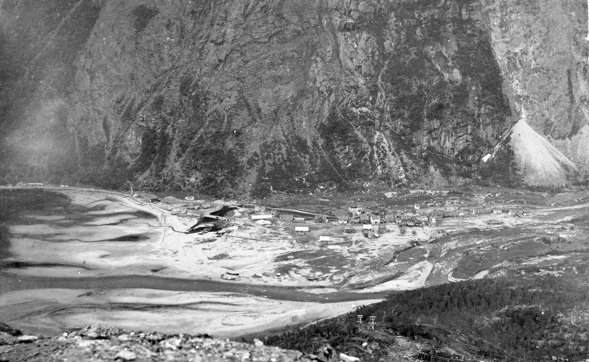 Bebyggelsen i Rombaksbotn fotografert fra Middagselv. I forgrunnen ses ...