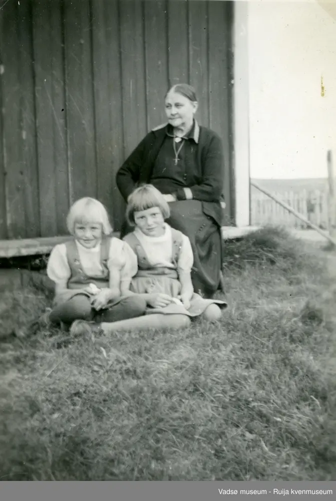 Gerd Simonsen, Ella Hagala og Emma Simonsen foran Rødstua i Komagvær ...