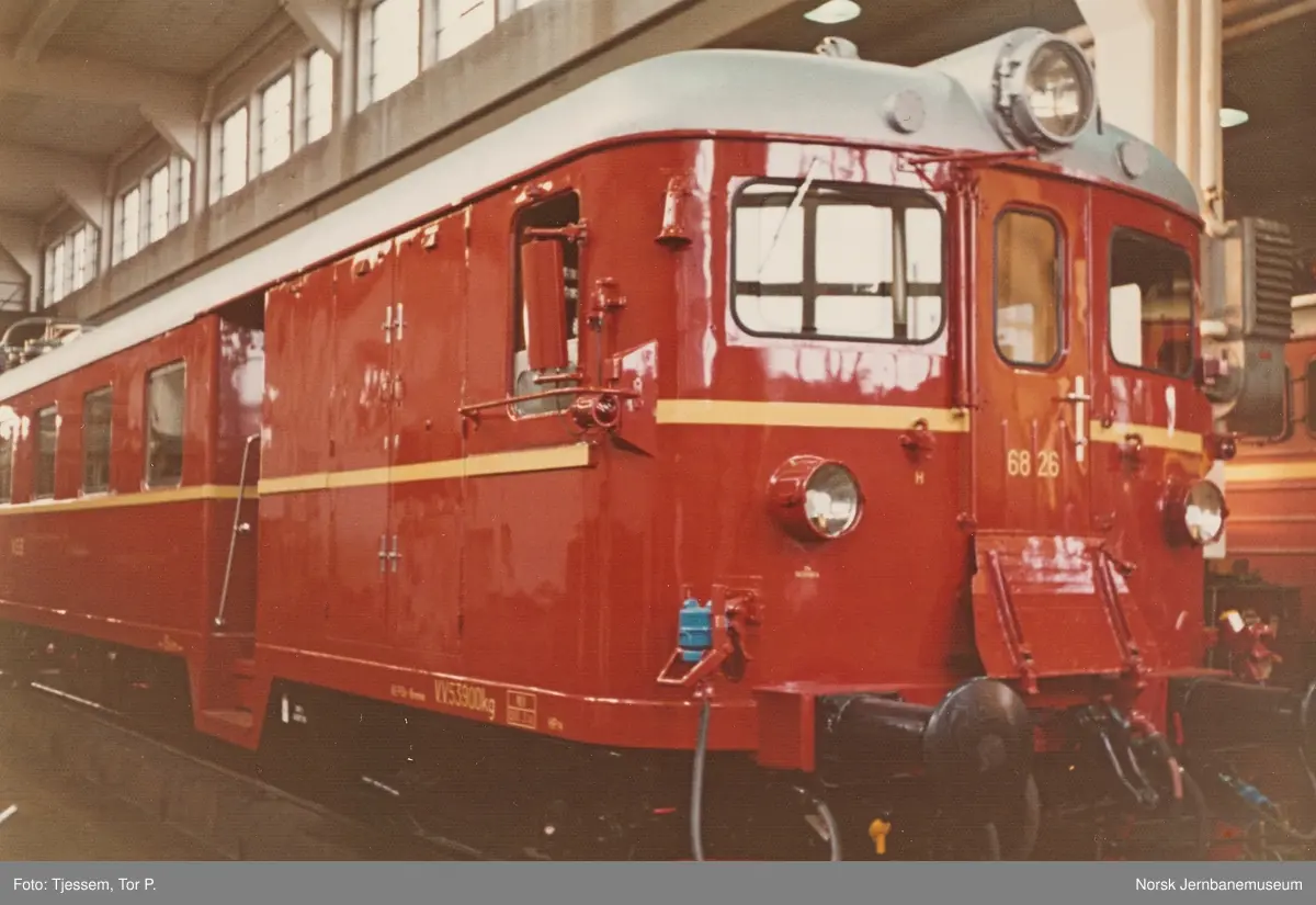 Nyrevidert elektrisk motorvogn BM68B 26 i lokomotivstallen på Sundland ...