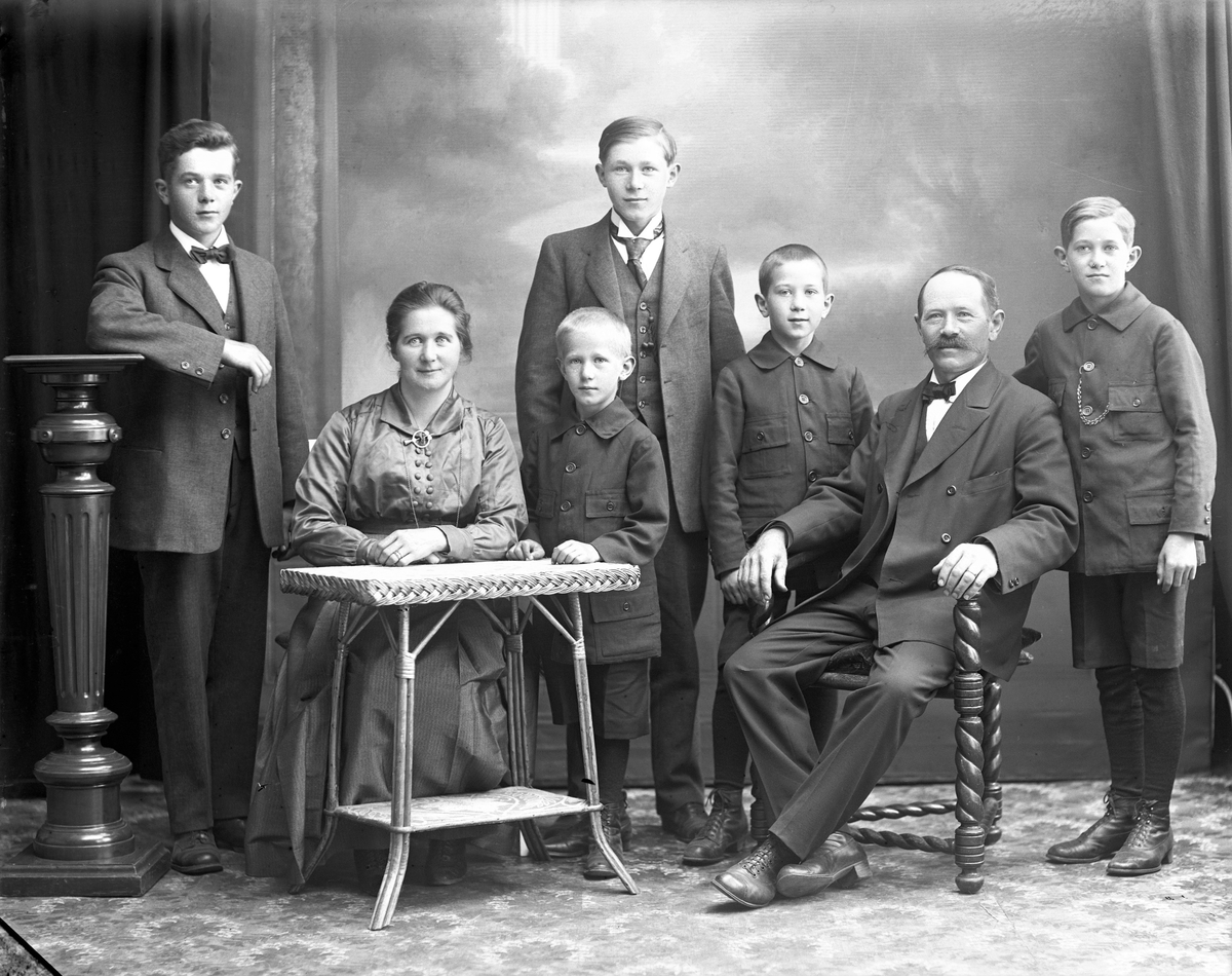 Familjebild. Byggmästare Johan Eliasson med fru och fem söner fr v: Gustav Eliasson, Rudolf ...