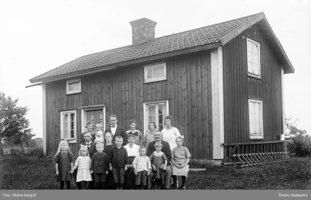 Familj med många barn framför hus, 1920-tal - Örebro Stadsarkiv ...