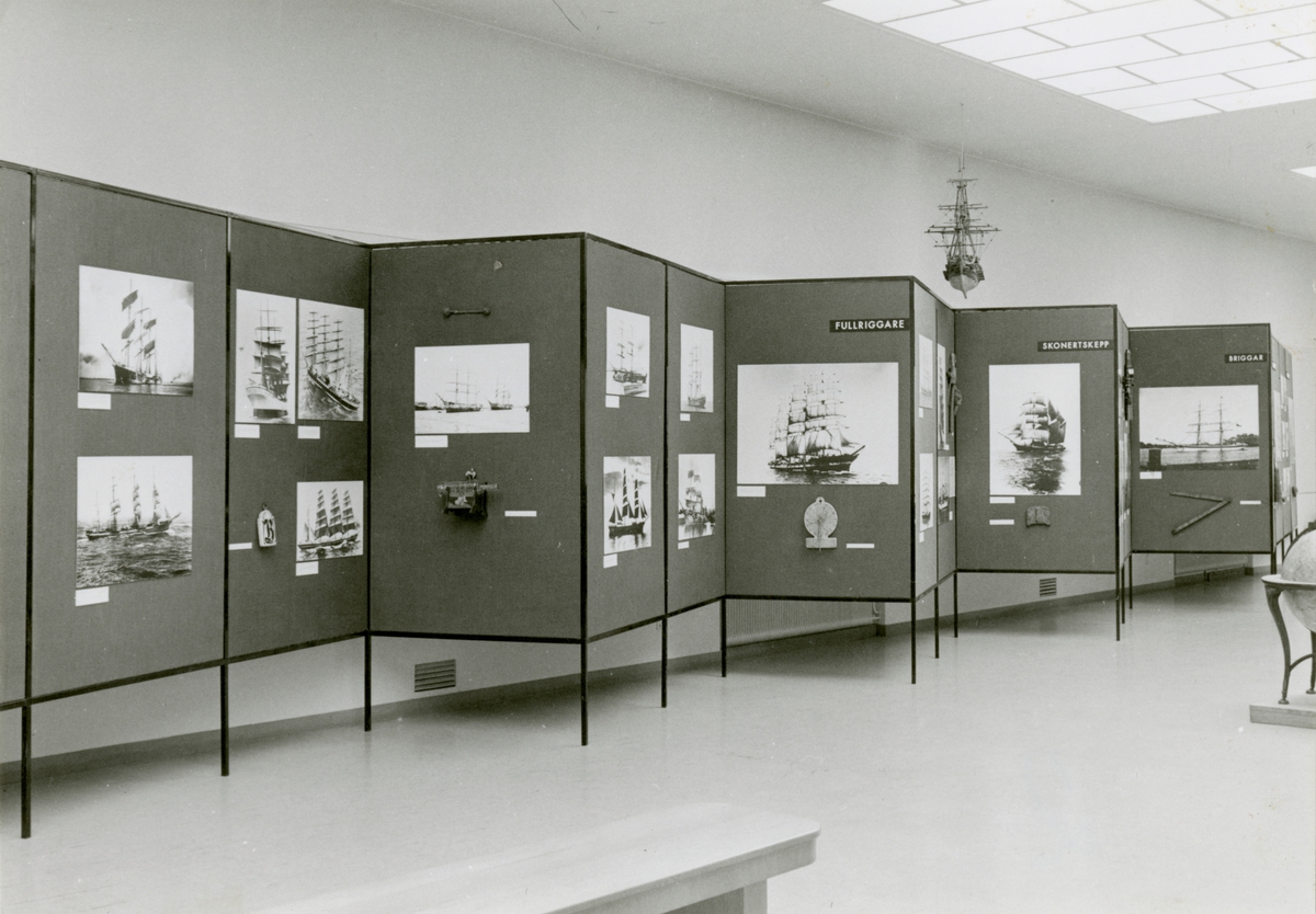 Utställningen Seglande Skepp. Skärmutställning visande olika typer av ...
