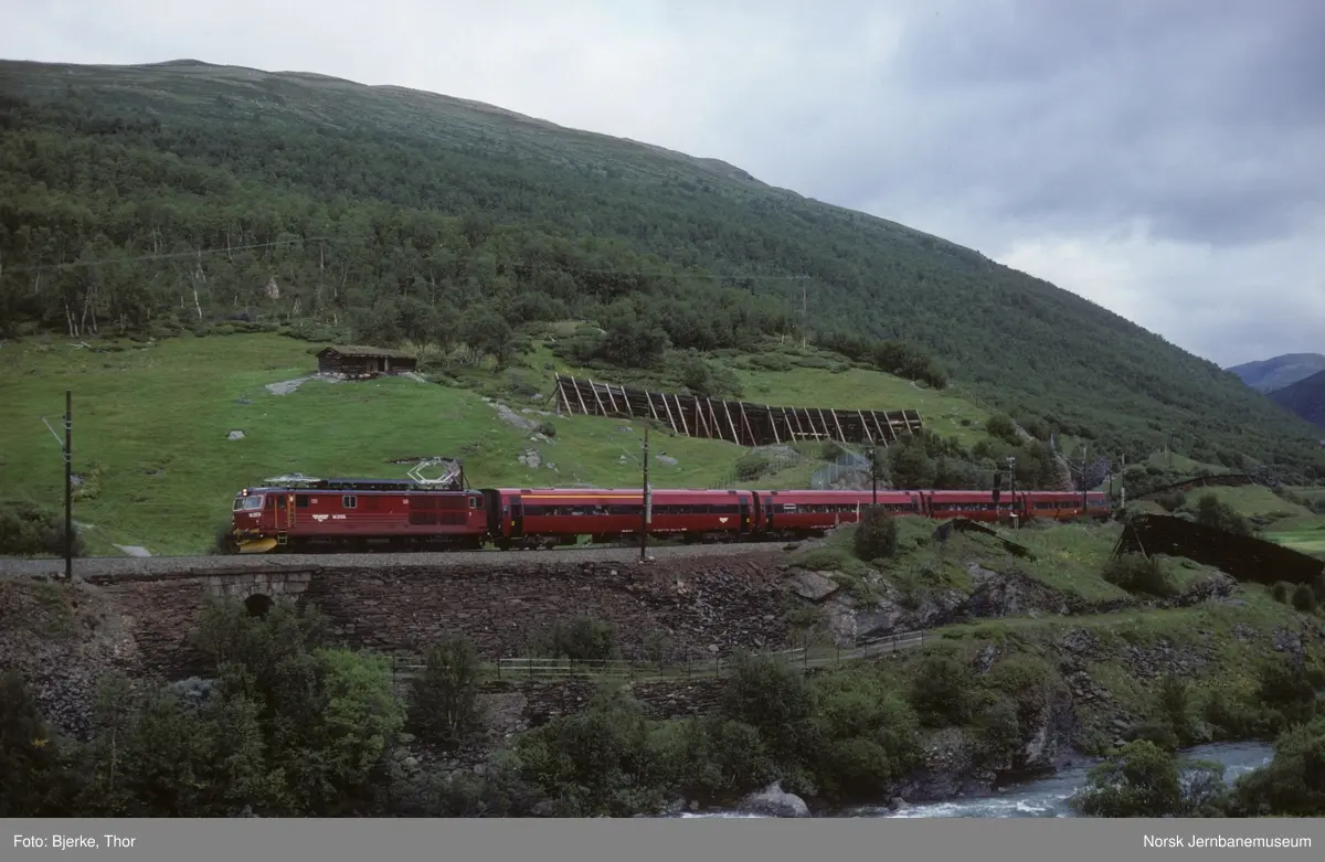 Elektrisk lokomotiv El 14 2174 med sørgående Et 44 "Dovresprinten" ved ...