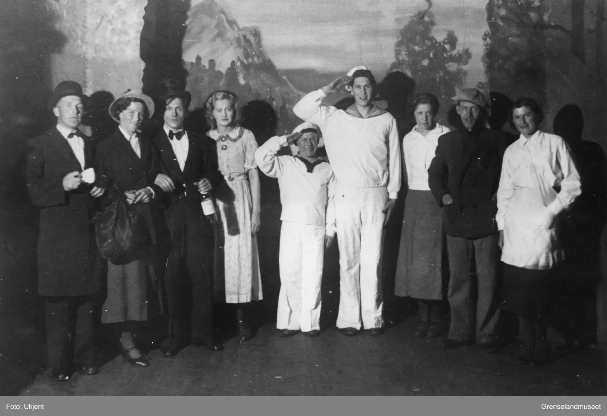 Amatørskuespillere i teatertruppen Katrineklubben, 1935. Fra venstre ...