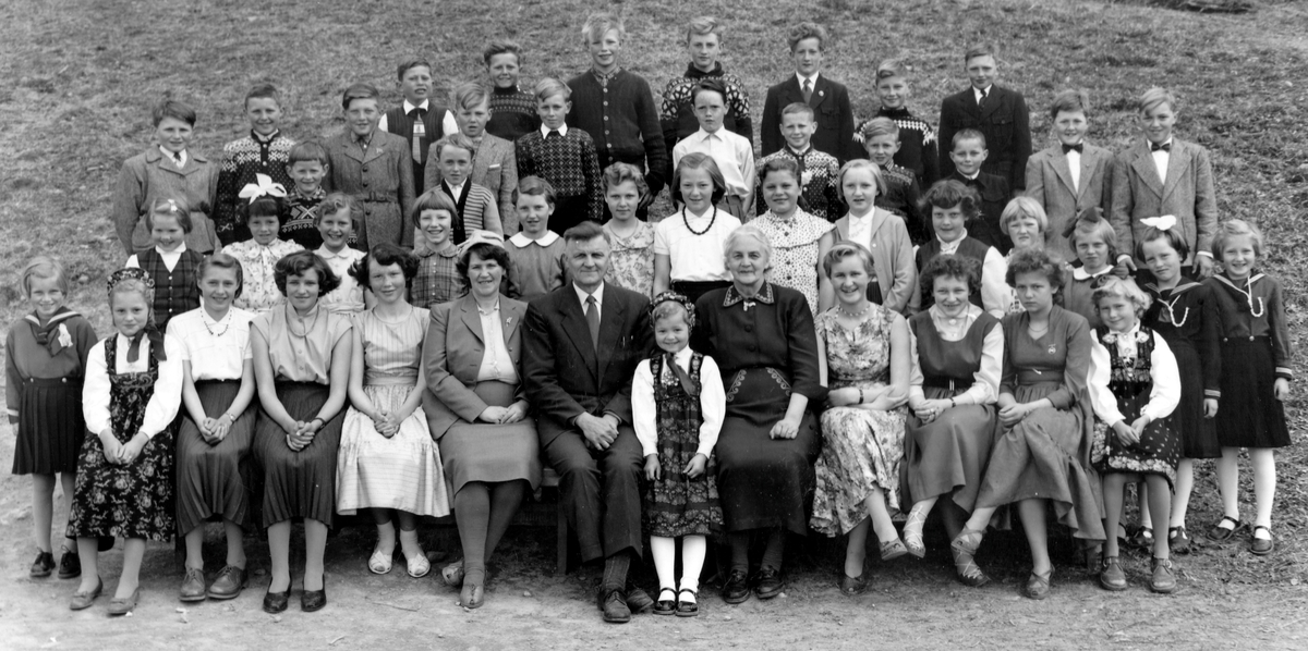 Åsgardane skule 1959. (Dublett av Gba.19002-1621) Framme i midten lærar ...