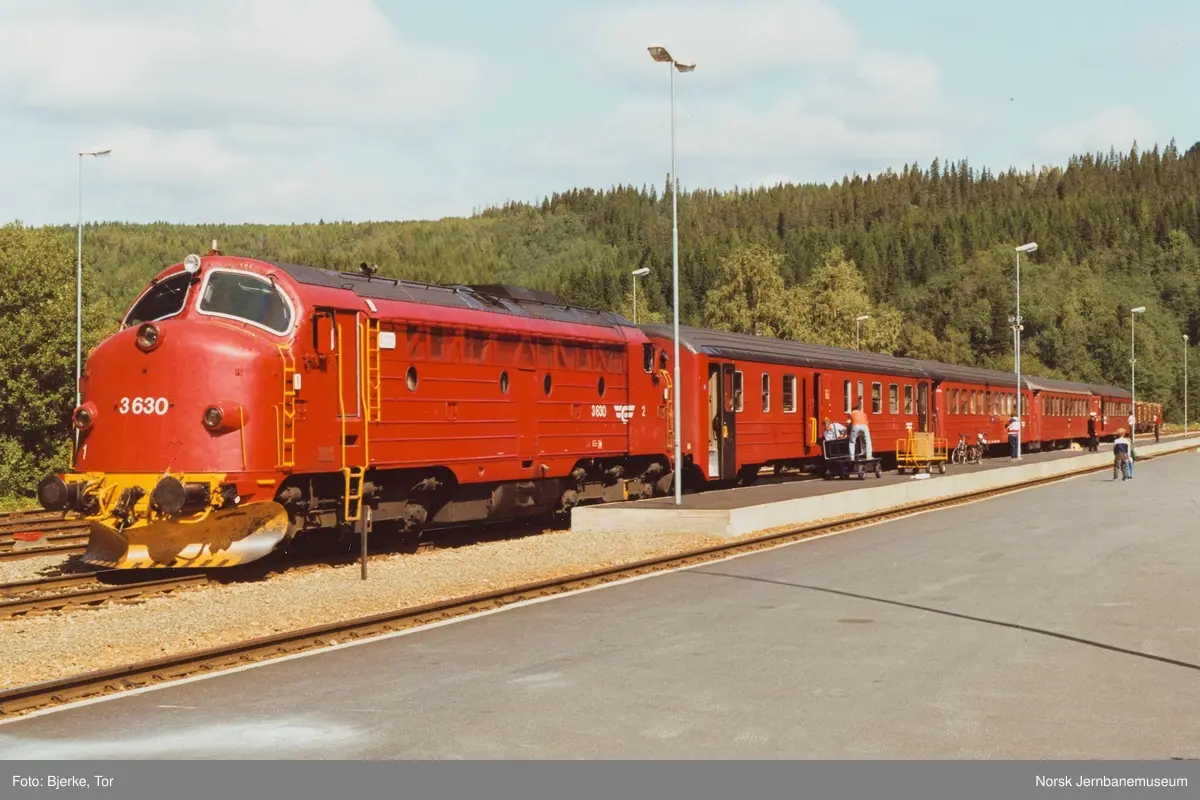 Diesellokomotiv Di 3 630 med persontog til Trondheim på Grong stasjon ...