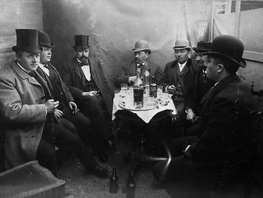 Sju herrar dricker grogg och röker cigarr. Fr. - Västmanlands läns ...