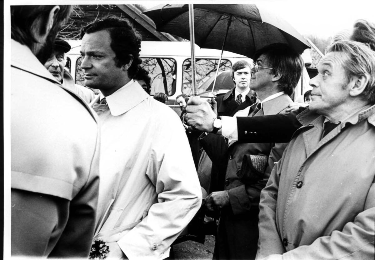 Kung Carl XVI Gustaf till vänster under ett paraply på besök i Röttle ...