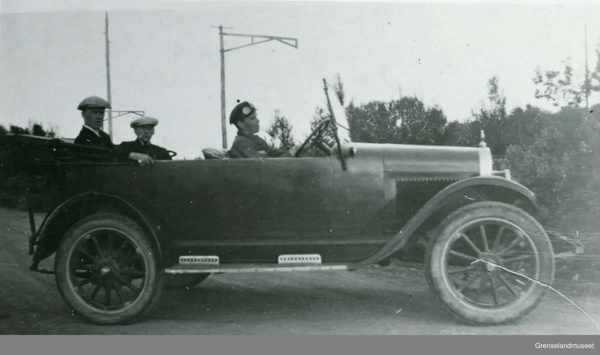 Den første rutebilen til Svanvik i Sør-Varanger. Bilen er en 1919 ...