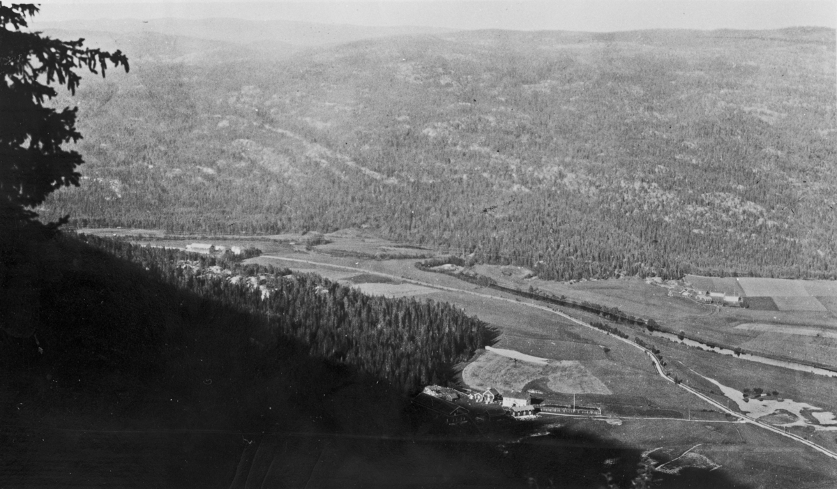 Utsikt fra Glanarberget i Eggedal, med Kopseng-gårdene (Kopsengroa) og ...
