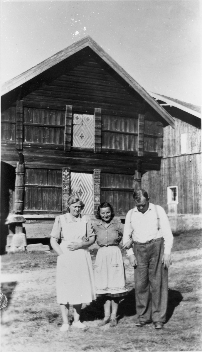 Berit og Arne Blegeberg på tunet på Nedre Kopseng, 1947. Mellom dem en ...