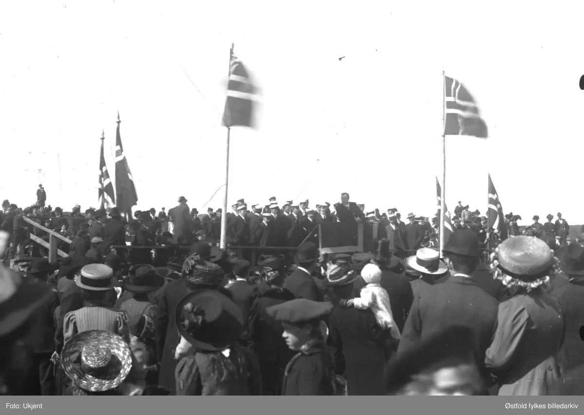 17.mai tale på Skarmyra i Moss. med publikum og mange flagg. På scenen ...