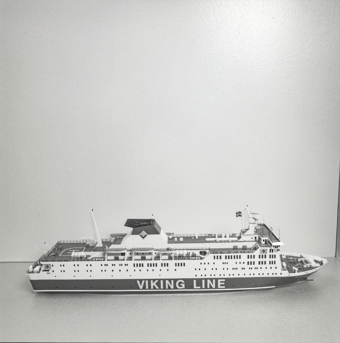 Utställningen "Skutor" i runda rummet. Fartygsmodell av Viking Line ...