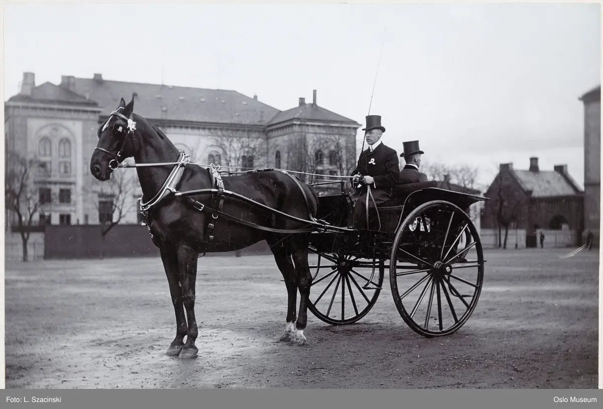 Hestekjøretøy ved Gamle Logen. - Oslo Museum / DigitaltMuseum