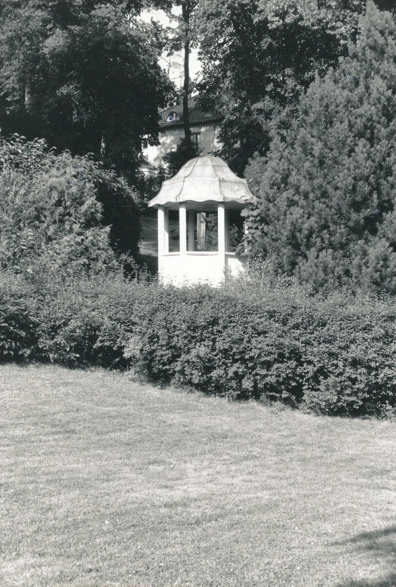 Lusthus på Strandpromenaden intill Duvnäs gård. Foto 1994. - Nacka ...