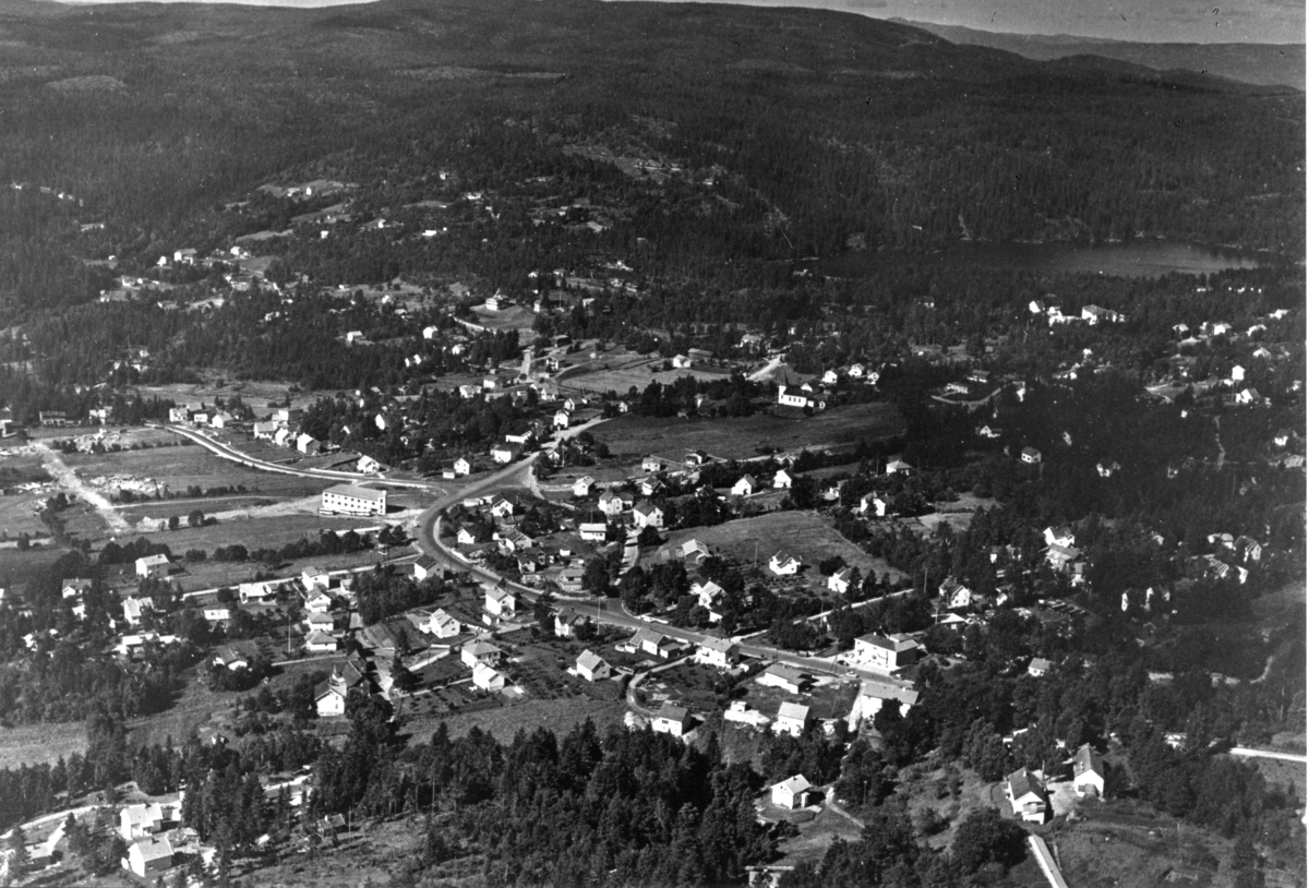 Flyfoto over Konnerud sentrum, Drammen. Helt til høyre skimtes ...