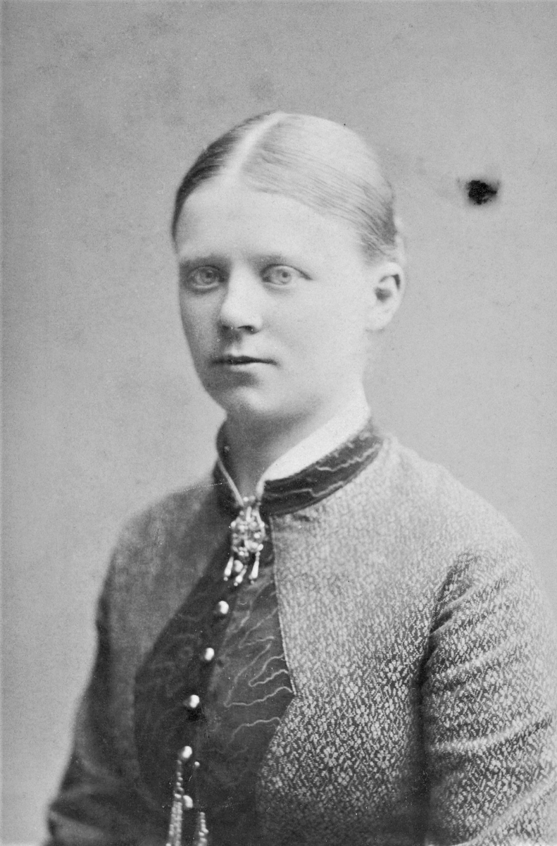 Från August Bondesons vänkrets. Flickporträtt av släkting till August ...